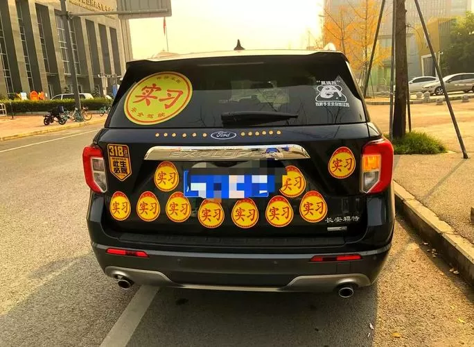 接亲贴在车上的车贴怎么弄掉图标