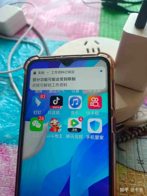 华为手机屏幕上出现一个小方块图标