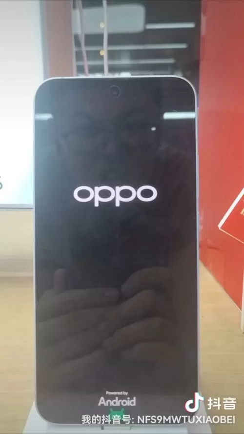 oppo手机开机后一直闪截图