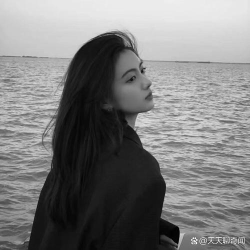 颓废的黑白伤感qq头像忧郁女生担着失望耗上时间和截图