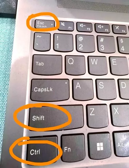 电脑上输入小写字母按哪个键截图