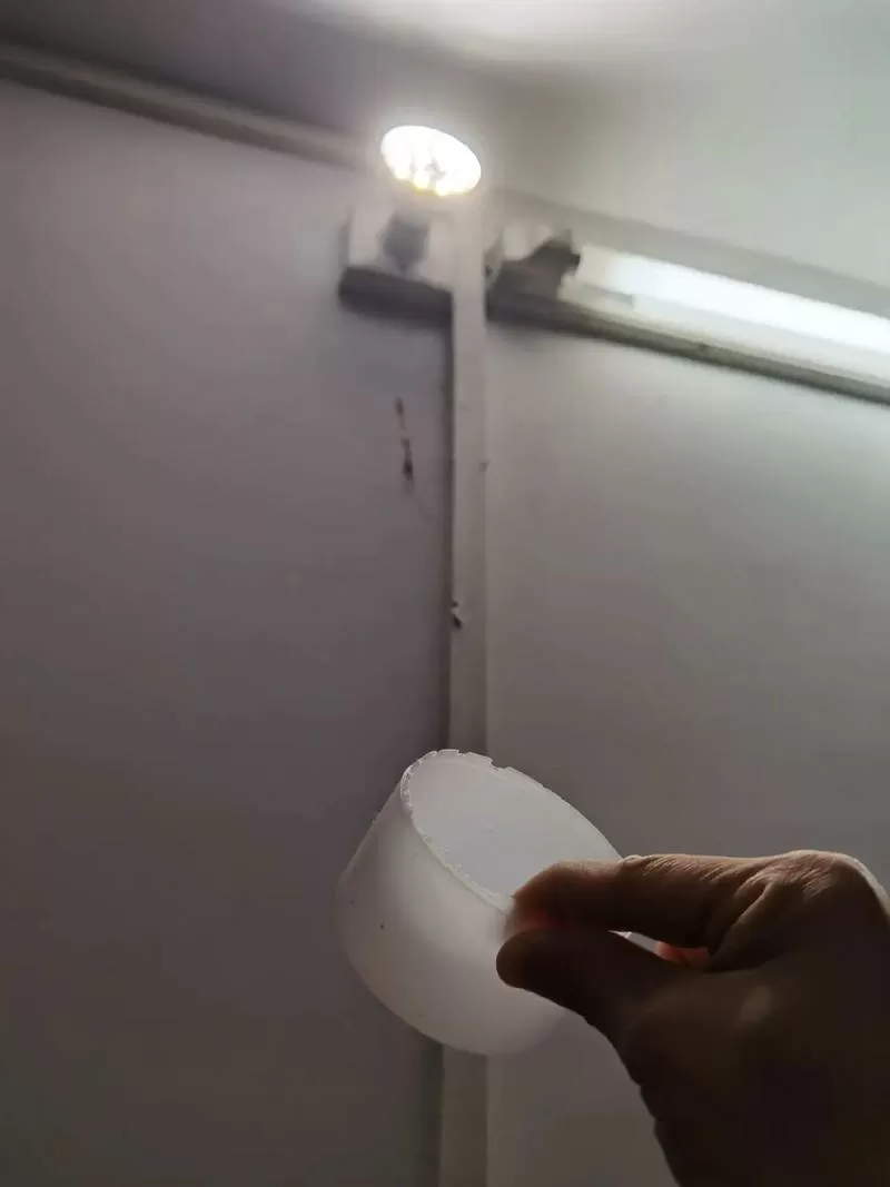晚上灯罩突然掉下来是怎么回事图标