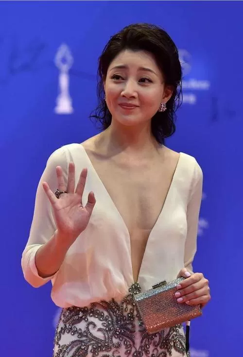 殷桃身材发福胖出双下巴图标