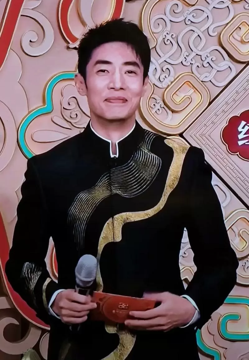 撒贝宁在春晚上“长高了”图标