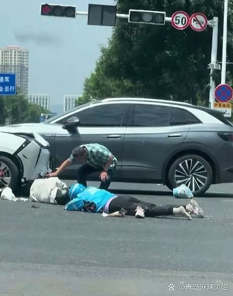 男子等红灯后车失控撞来图标