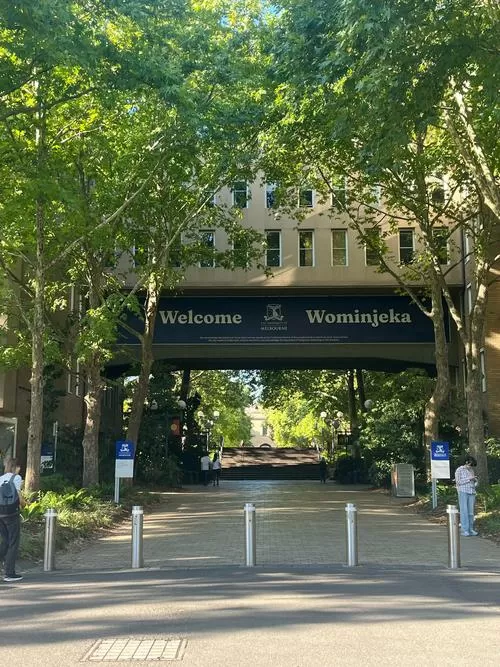 加拿大墨尔本大学图标